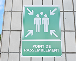 Bien placer un panneau point de rassemblement pour la sécurité de tous ...