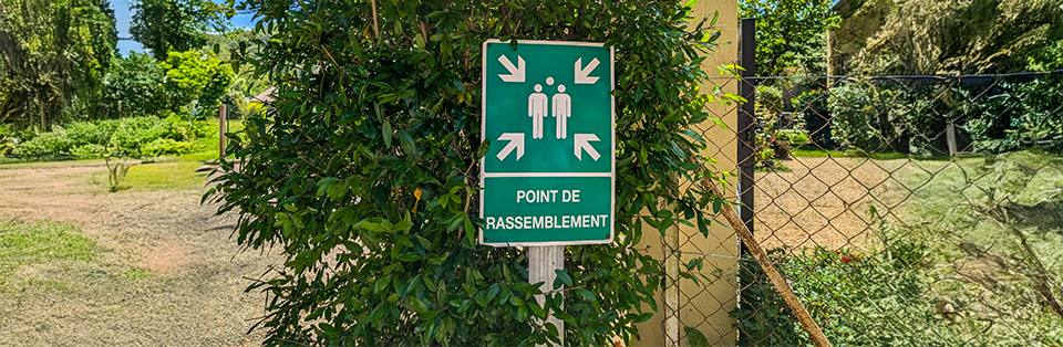 Bien placer un panneau point de rassemblement pour la sécurité de tous ...